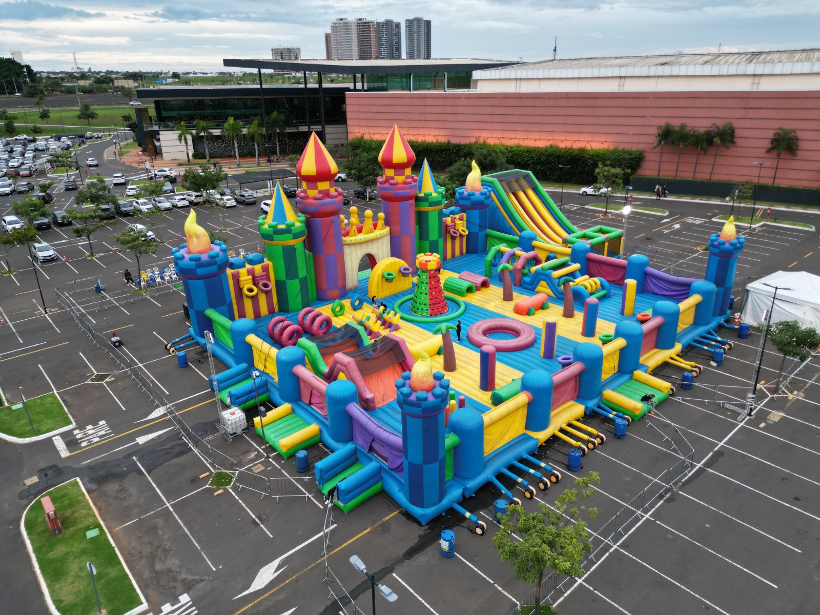 Maior Castelo Inflável da América Latina abre temporada em Fortaleza